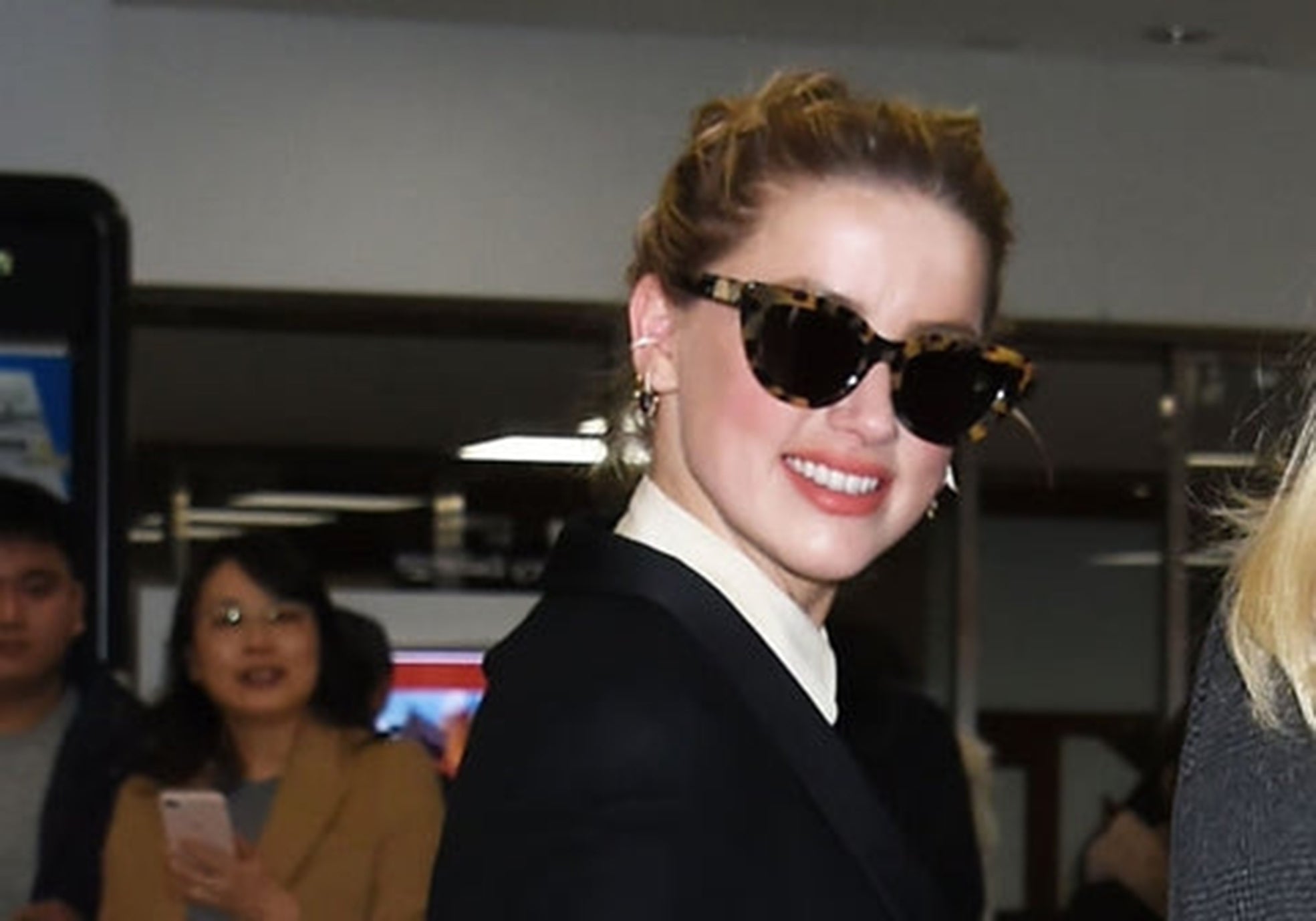 AMBER HEARD | LAURA MARBLE – SUNDAY SOMEWHERE